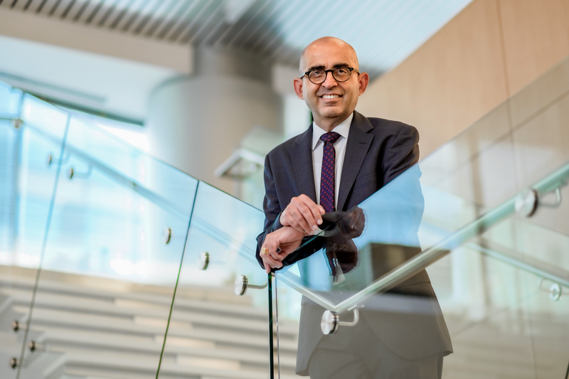 Dev Ahuja gibt weiter, was er in seiner über 30 Jahre langen Karriere ...